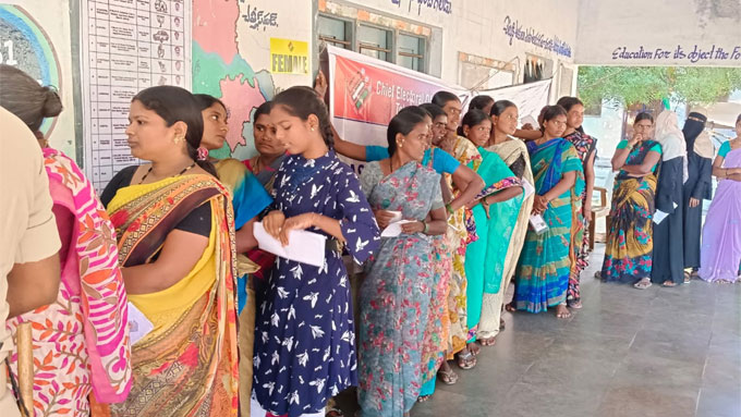 Polling stations: పోలింగ్‌ కేంద్రాల్లోకి సెల్‌ఫోన్లు.. ఓటు వేయకుండానే ...