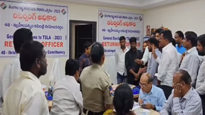 పోస్టల్‌ బ్యాలెట్‌ బాక్సుల కలకలం.. ఇబ్రహీంపట్నం ఆర్డీవో కార్యాలయం వద్ద ...