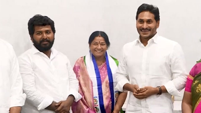 YSRCP: అవకాశం ఇస్తే హిందూపురం ఎంపీగా పోటీ చేస్తా: మాజీ ఎంపీ జె.శాంత ...