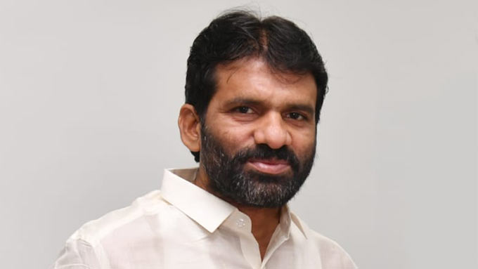 Road Accident: రోడ్డు ప్రమాదంలో ఎమ్మెల్సీ పర్వతరెడ్డికి గాయాలు | ap-mlc ...