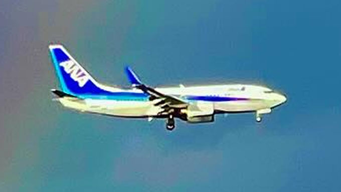 గాలిలో ఉండగా కాక్‌పిట్‌ అద్దంపై పగుళ్లు | general