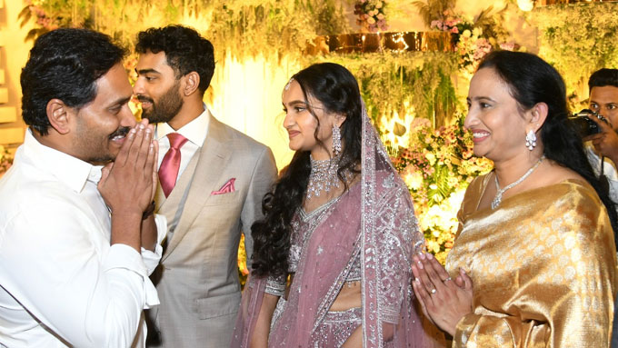 YS Jagan: షర్మిల కుమారుడి నిశ్చితార్థానికి హాజరైన జగన్‌ | ap-cm-jagan ...