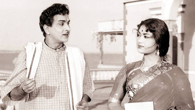 Mooga Manasulu: గోదావరిలో పడిపోయిన సావిత్రి.. బయటకు ఎందుకు రాలేదంటే ...