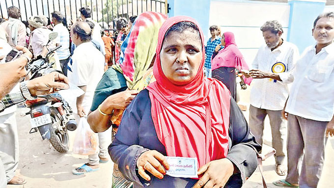 Proddatur: టోకెన్లు అందుకో... చీరలు పుచ్చుకో | general