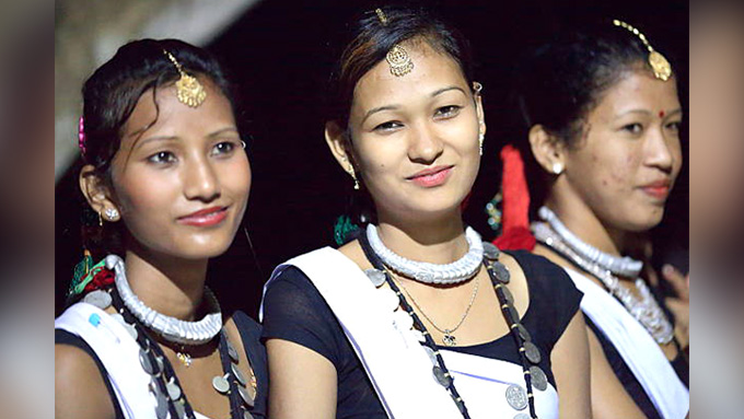 కట్నం ఇవ్వరు.. కాళ్లతో వండి వడ్డిస్తారు | brief-story-on-tharu-tribe ...