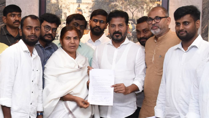 Revanth Reddy: సీఎం రేవంత్‌రెడ్డిని కలిసిన రోహిత్‌ వేముల తల్లి ...