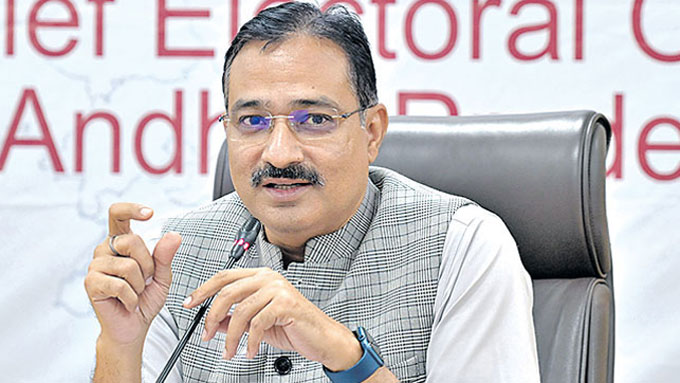 ఇతర సిరాతో ఓటర్ల వేళ్లపై మార్కు చేస్తే కఠిన చర్యలు: ముకేశ్‌కుమార్‌ మీనా ...