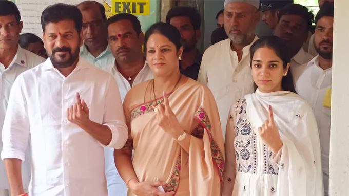 Revanth Reddy: ఓటు హక్కు వినియోగించుకున్న సీఎం రేవంత్‌రెడ్డి | revanth ...