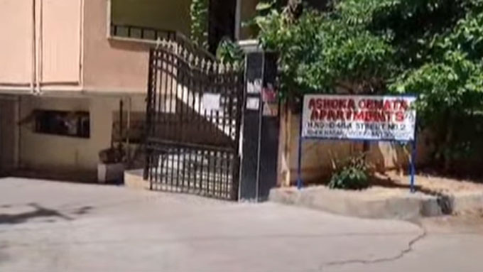 సీసీఎస్‌ ఏసీపీ ఉమామహేశ్వరరావు ఇంట్లో అనిశా సోదాలు | acb-rides-on-acp-house