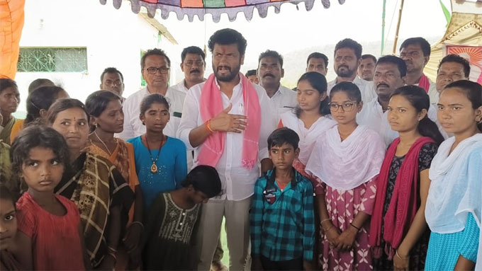 Adilabad: వామనగర్ గ్రామాన్ని సందర్శించిన ఎమ్మెల్యే | mla-visits-village