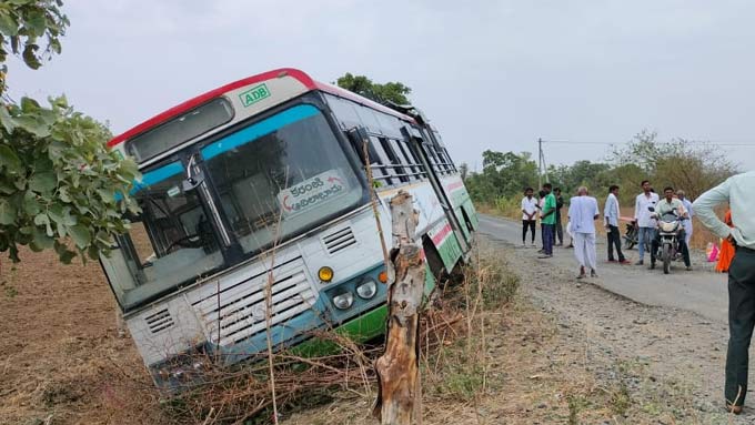 అదుపు తప్పిన ఆర్టీసీ బస్సు | rtc-bus-out-of-control-in--adilabad