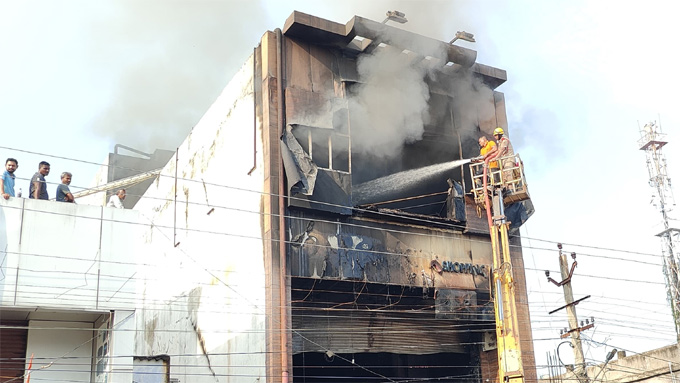 మరోసారి షాపింగ్ మాల్‌లో మంటలు | fire-accident-in-gajapati-district
