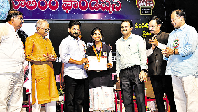 CM Revanth Reddy: ఏకోపాధ్యాయ పాఠశాలలను మూసేయం.. | cm-revanth-reddy-key ...