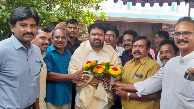 ఎమ్మెల్యే జయకృష్ణను సన్మానించిన ఉద్యోగులు | honor-to-mla-jayakrishna