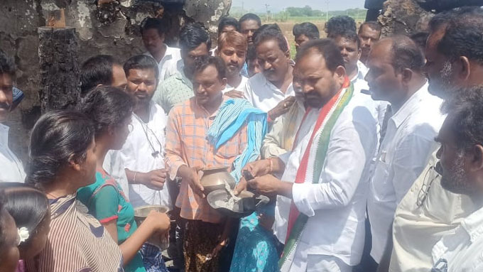 Khammam: అగ్ని ప్రమాద బాధితులను ఆదుకుంటాం: ఎమ్మెల్యే | mla-visits-villages