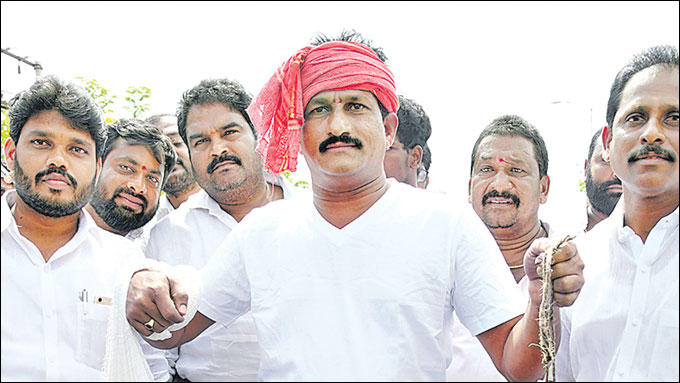 Bommidi Nayakar: ఎవరా ఎమ్మెల్యే.. ఇలా వచ్చారేంటి | bommidi-nayakar ...