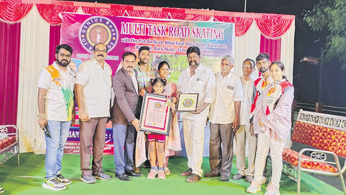 MULTI TASKING DHANVIKA: ఔరా.. ధన్విక మల్టీటాస్కింగ్‌.. | super-kid-dhanvika