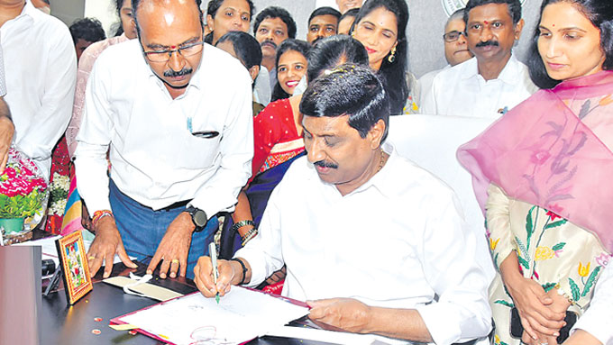 Minister janardhan reddy: రహదారులకు యుద్ధప్రాతిపదికన మరమ్మతులు ...