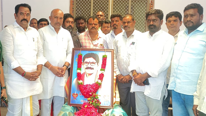 మాజీ ఎంపీ రమేష్‌రాథోడ్‌ కుటుంబ సభ్యులను పరామర్శించిన ఎమ్మెల్యే | mla ...