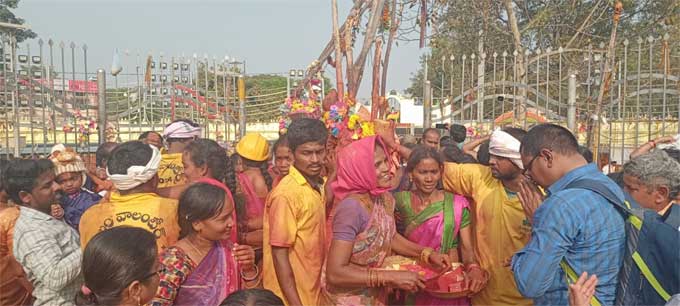 medaram: మేడారానికి పోటెత్తిన భక్తులు | crowd of devotees in medaram