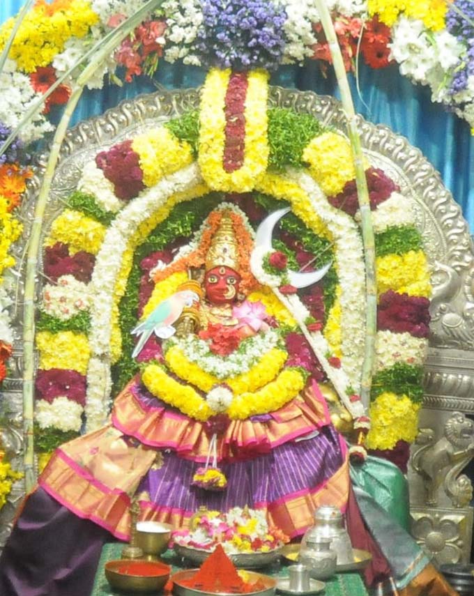 దేవీ శరన్నవరాత్రి ఉత్సవాలు.. పలు ఆలయాల్లో భక్తుల రద్దీ | Devi ...