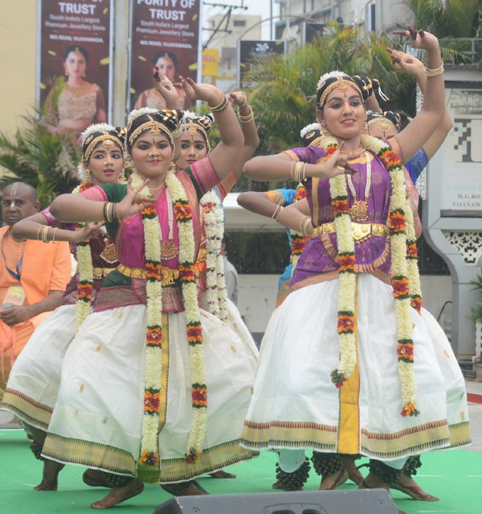 Vijayawada: విజయవాడలో ఘనంగా జగన్నాథ రథయాత్ర | Jagannatha Rathayaathra ...