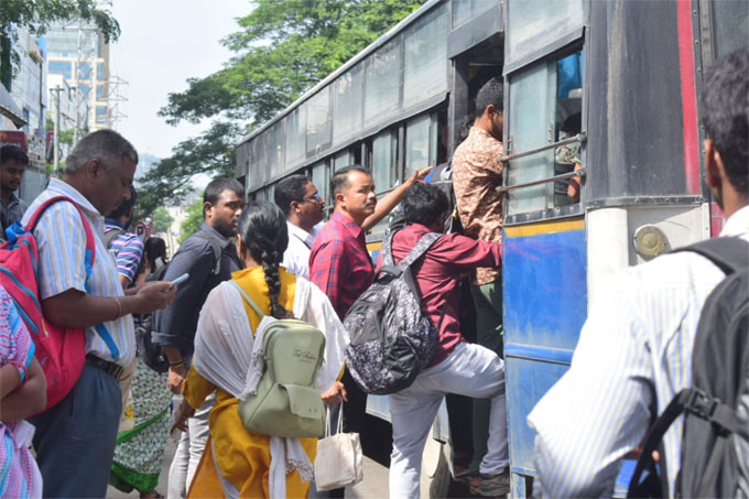 Hyderabad : ఆర్టీసీ కార్మికులు నిరసన.. ప్రయాణికులకు తప్పని తిప్పలు ...