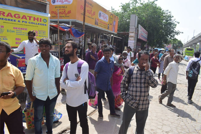 Hyderabad : ఆర్టీసీ కార్మికులు నిరసన.. ప్రయాణికులకు తప్పని తిప్పలు ...