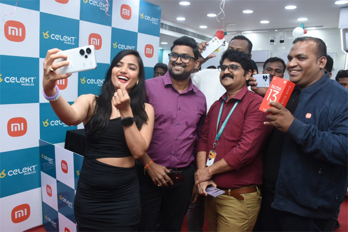 Hyderabad: మొబైల్‌ ప్రారంభోత్సవాల్లో ముద్దుగుమ్మల సందడి | Celebrities ...