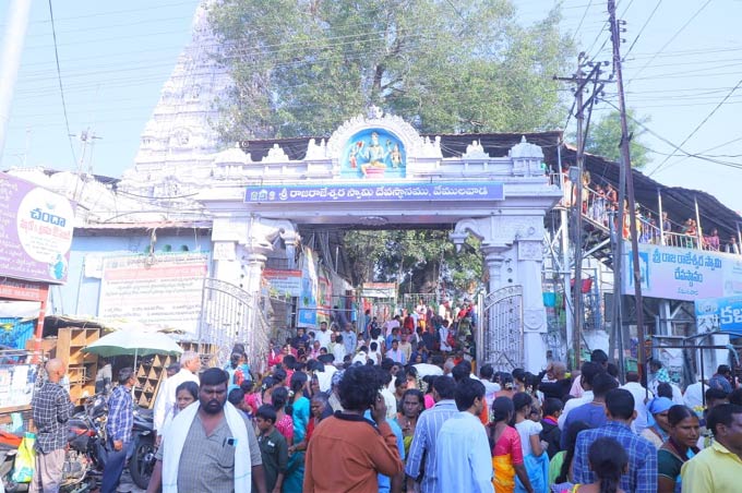 Vemulawada: వేములవాడ శ్రీ రాజరాజేశ్వర స్వామి ఆలయంలో భక్తుల రద్దీ ...