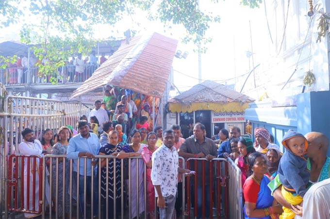 Vemulawada: వేములవాడ శ్రీ రాజరాజేశ్వర స్వామి ఆలయంలో భక్తుల రద్దీ ...