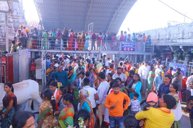 Vemulawada: వేములవాడ శ్రీ రాజరాజేశ్వర స్వామి ఆలయంలో భక్తుల రద్దీ ...