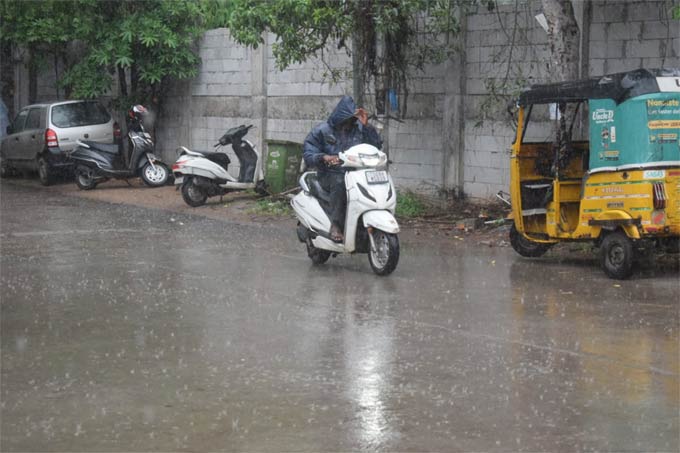 Rain : కూకట్‌పల్లిలో భారీవర్షం.. నిలిచిన ట్రాఫిక్‌ | Heavy rain at ...