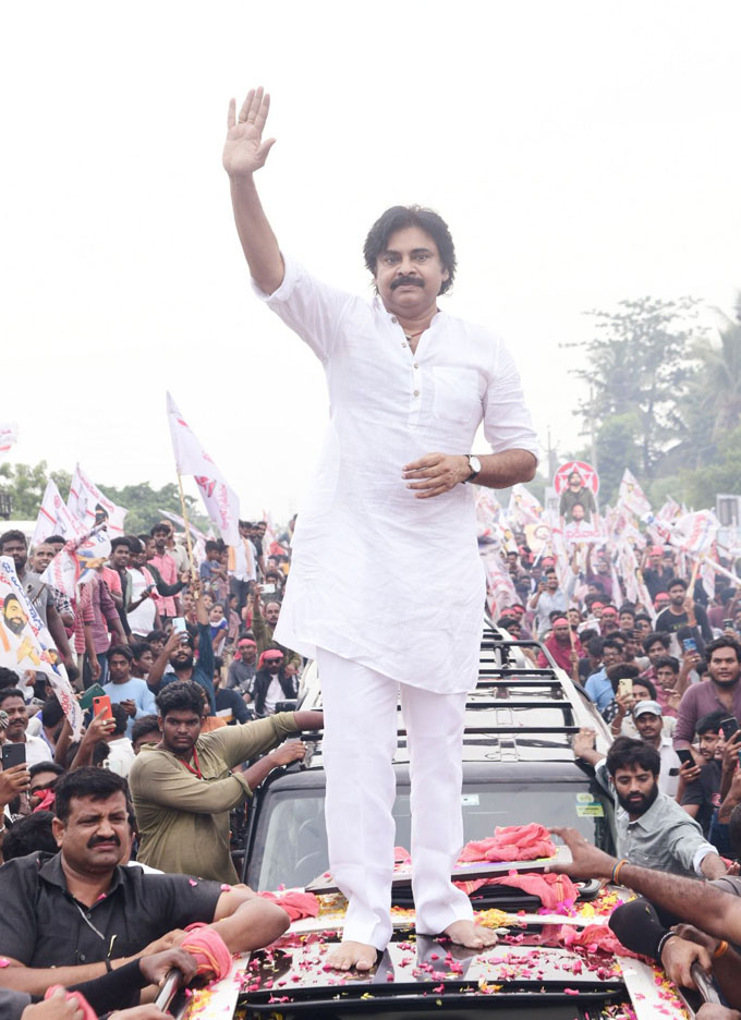 Pawan Kalyan: వారాహి విజయ యాత్ర.. జనసేన నాయకులు, మహిళలతో పవన్‌ భేటీ ...