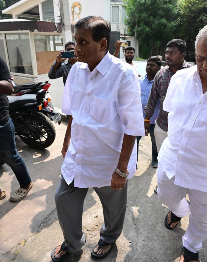 ChandraMohan: నటుడు చంద్రమోహన్‌ అంతిమ యాత్ర | chandramohan final rites ...