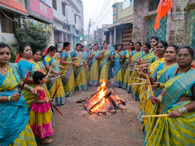Bhogi Celebrations : తెలుగు రాష్ట్రాల్లో భోగి సంబరాలు | Bhogi ...
