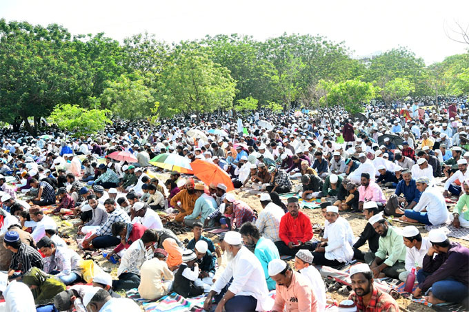 Eid al-Adha: బక్రీద్‌.. తెలుగు రాష్ట్రాల్లో ముస్లిం సోదరుల ప్రార్థనలు ...