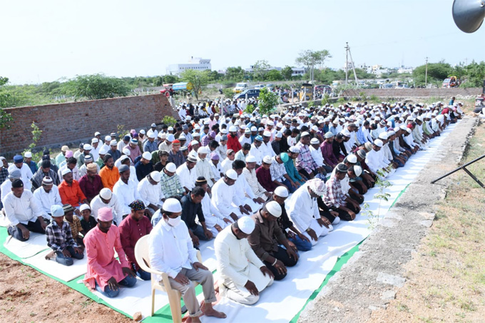 Eid al-Adha: బక్రీద్‌.. తెలుగు రాష్ట్రాల్లో ముస్లిం సోదరుల ప్రార్థనలు ...