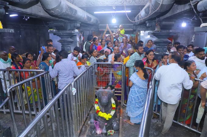 Vemulawada : వేములవాడ శ్రీరాజరాజేశ్వర స్వామి ఆలయంలో పెరిగిన భక్తుల ...