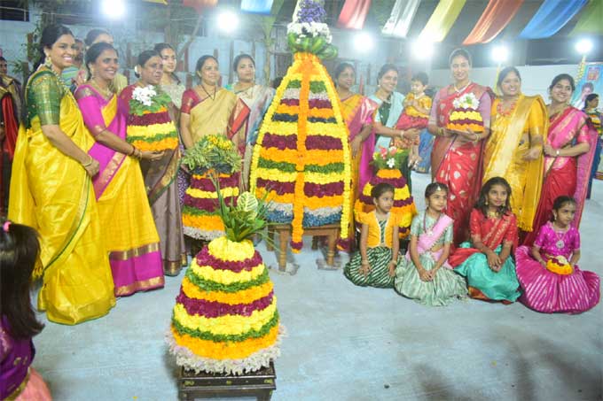 Bathukamma: ఘనంగా వేపకాయ బతుకమ్మ వేడుకలు | Bathukamma Celebrations in telangana