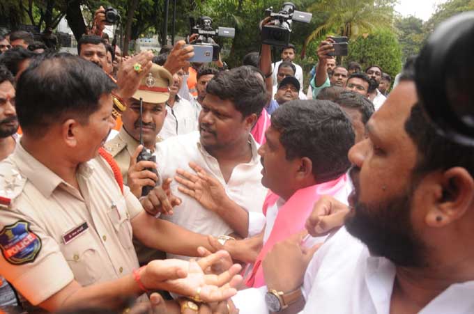 Hyderabad : గన్‌పార్క్‌ వద్ద స్వల్ప ఉద్రిక్తత | Slight tension at ...