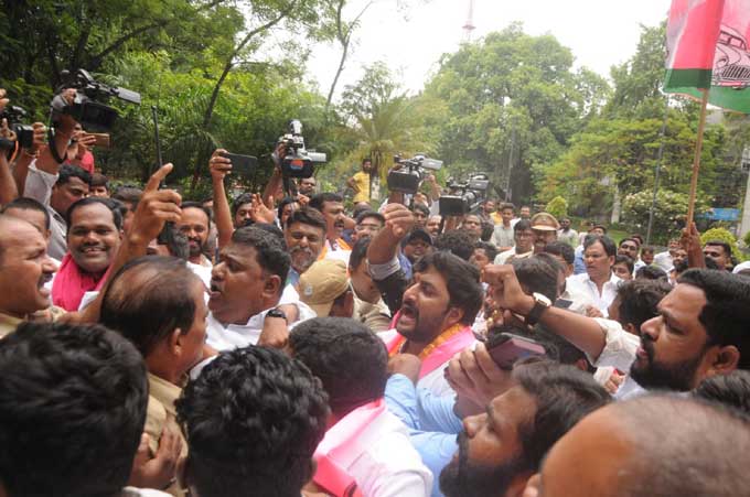 Hyderabad : గన్‌పార్క్‌ వద్ద స్వల్ప ఉద్రిక్తత | Slight tension at ...