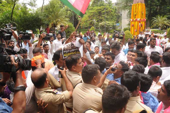 Hyderabad : గన్‌పార్క్‌ వద్ద స్వల్ప ఉద్రిక్తత | Slight tension at ...