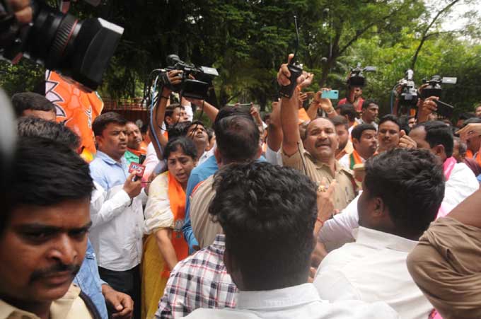 Hyderabad : గన్‌పార్క్‌ వద్ద స్వల్ప ఉద్రిక్తత | Slight tension at ...