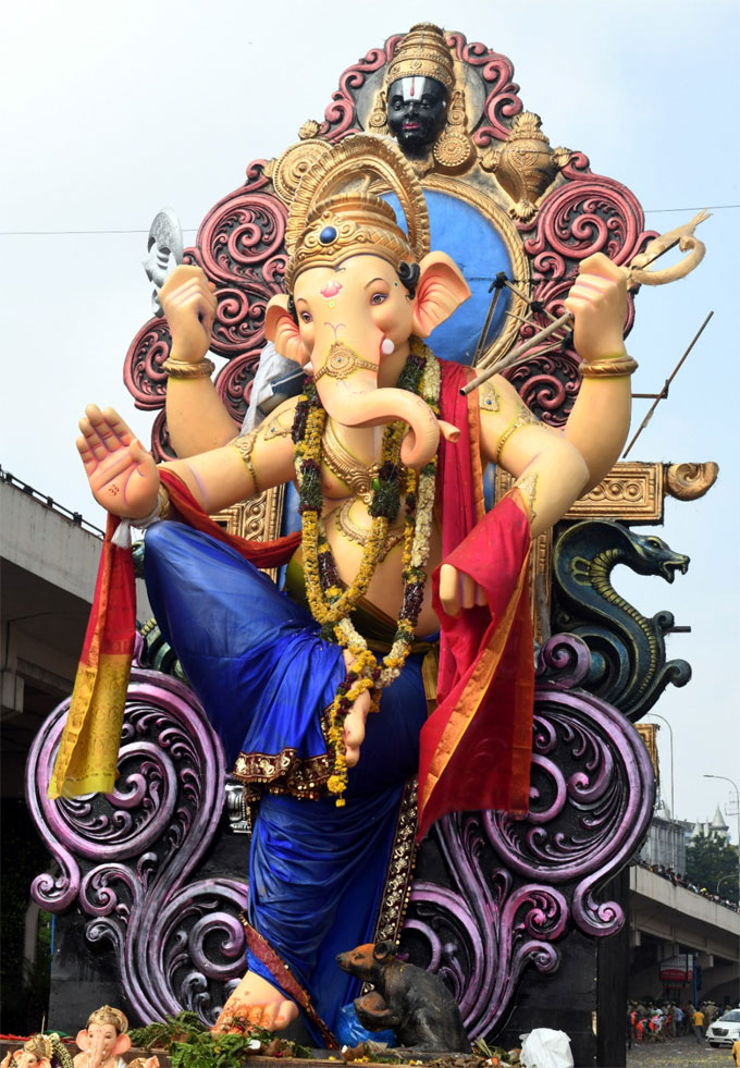 Ganesh Immersion : హైదరాబాద్‌లో ఘనంగా వినాయక నిమజ్జనాలు.. భక్తుల సందడి ...