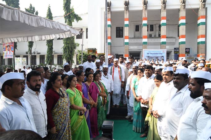 congress : గాంధీ భవన్‌లో కాంగ్రెస్‌ పార్టీ ఆవిర్భావ వేడుకలు ...