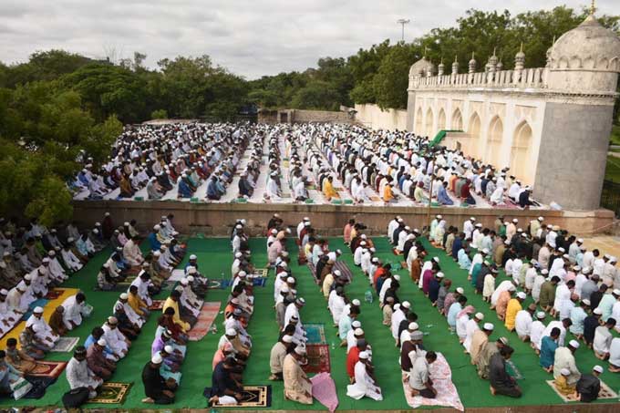 Bakrid: భక్తిశ్రద్ధలతో బక్రీద్‌ ప్రార్థనలు | Bakrid celebration In ...