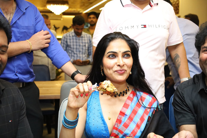 Divi: రెస్టారెంట్‌లో సందడి చేసిన దివి | Divi at restaurant opening ceremony
