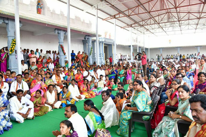 KCR: శ్రీవారికి స్వర్ణకిరీటం సమర్పించిన సీఎం కేసీఆర్‌ | kcr at ...