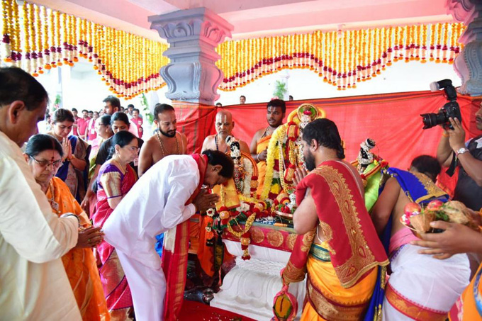 KCR: శ్రీవారికి స్వర్ణకిరీటం సమర్పించిన సీఎం కేసీఆర్‌ | kcr at ...